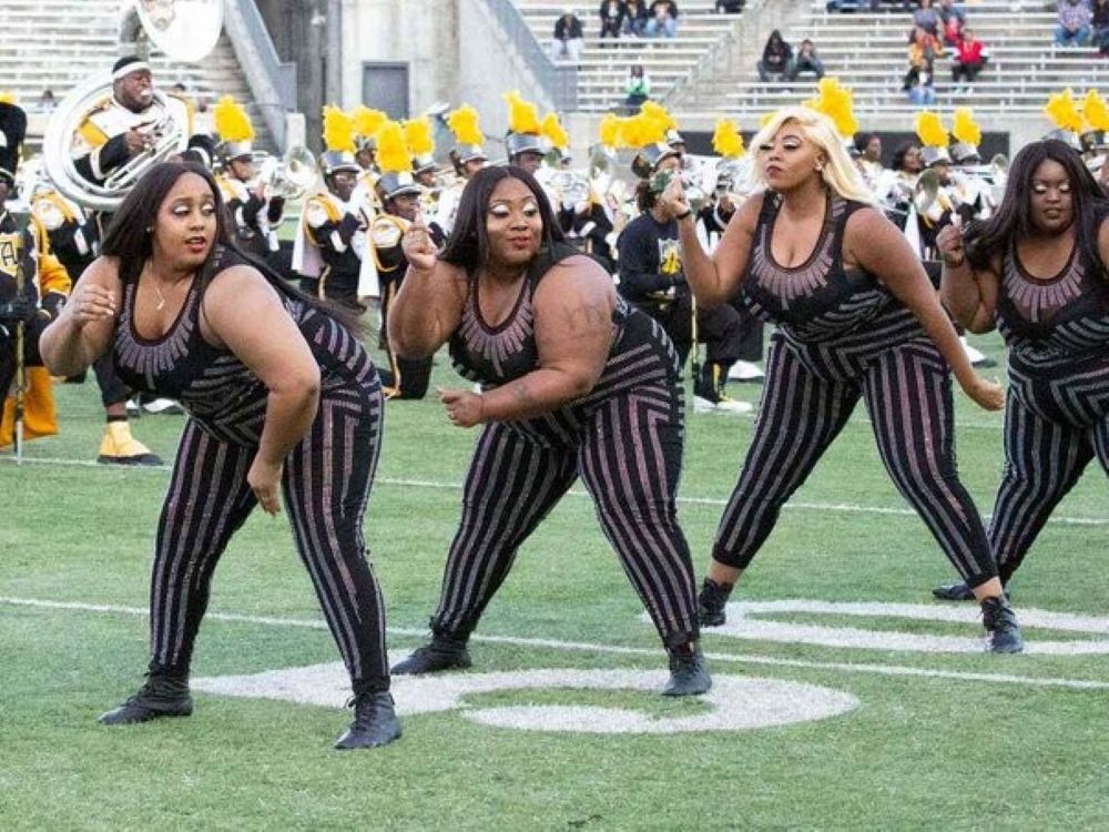 College football announcer body-shames halftime dancers | Toronto Sun