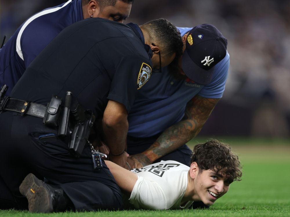 Yankees fans boo Canadian anthem, two men tackled on field | Toronto Sun