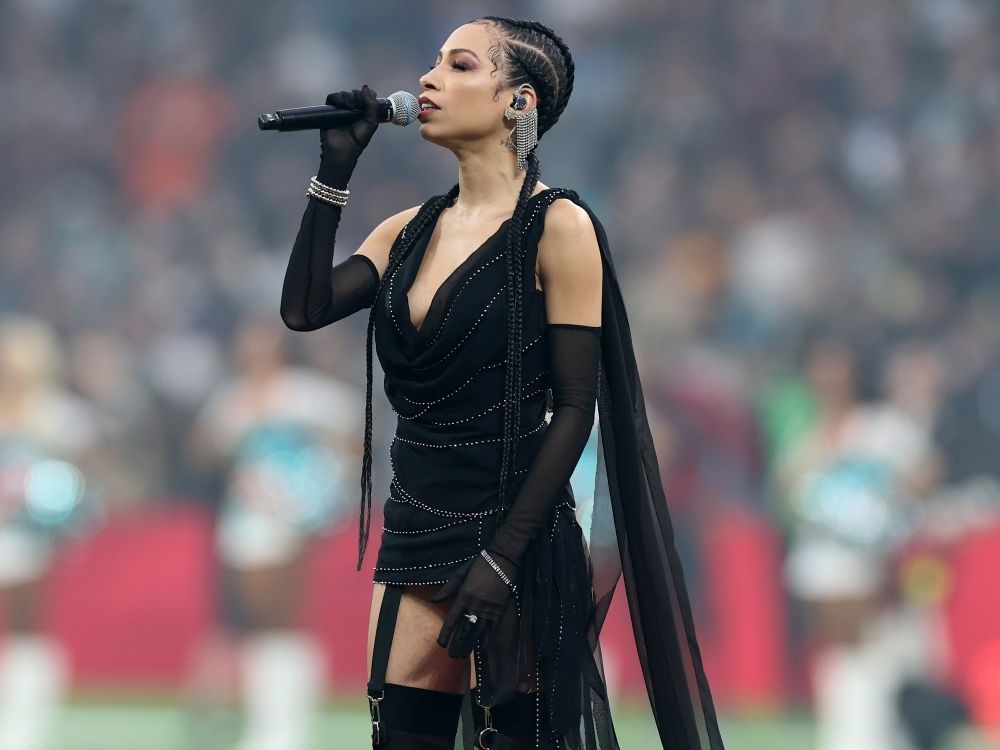 Anthem singer ripped for ‘stripper’ dress says NFL approved | Toronto Sun