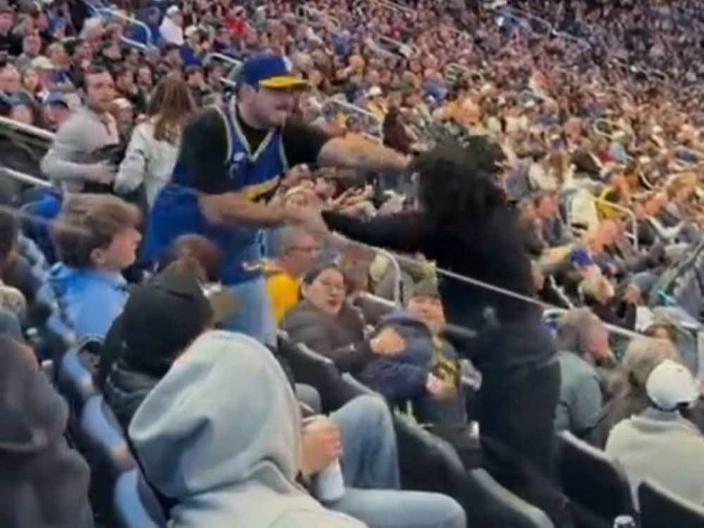 Viral video shows wild fan fight during Warriors-Bucks game | Toronto Sun