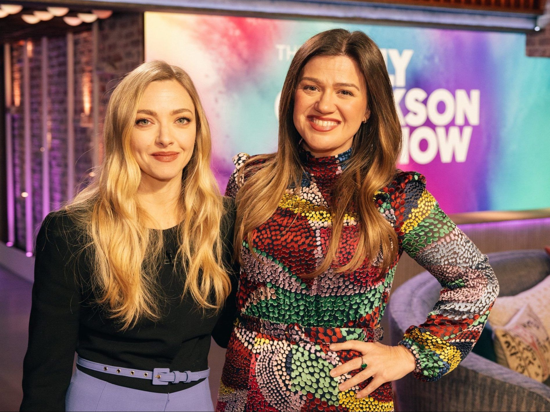 Kelly Clarkson and Amanda Seyfried duet on Beautiful Disaster | Toronto Sun