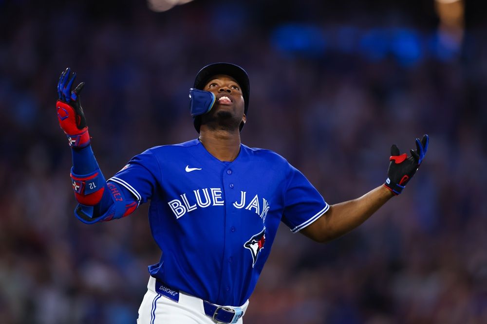 Blue Jays' Jesus Sanchez hit by ball from fan, leaves injured | Toronto Sun