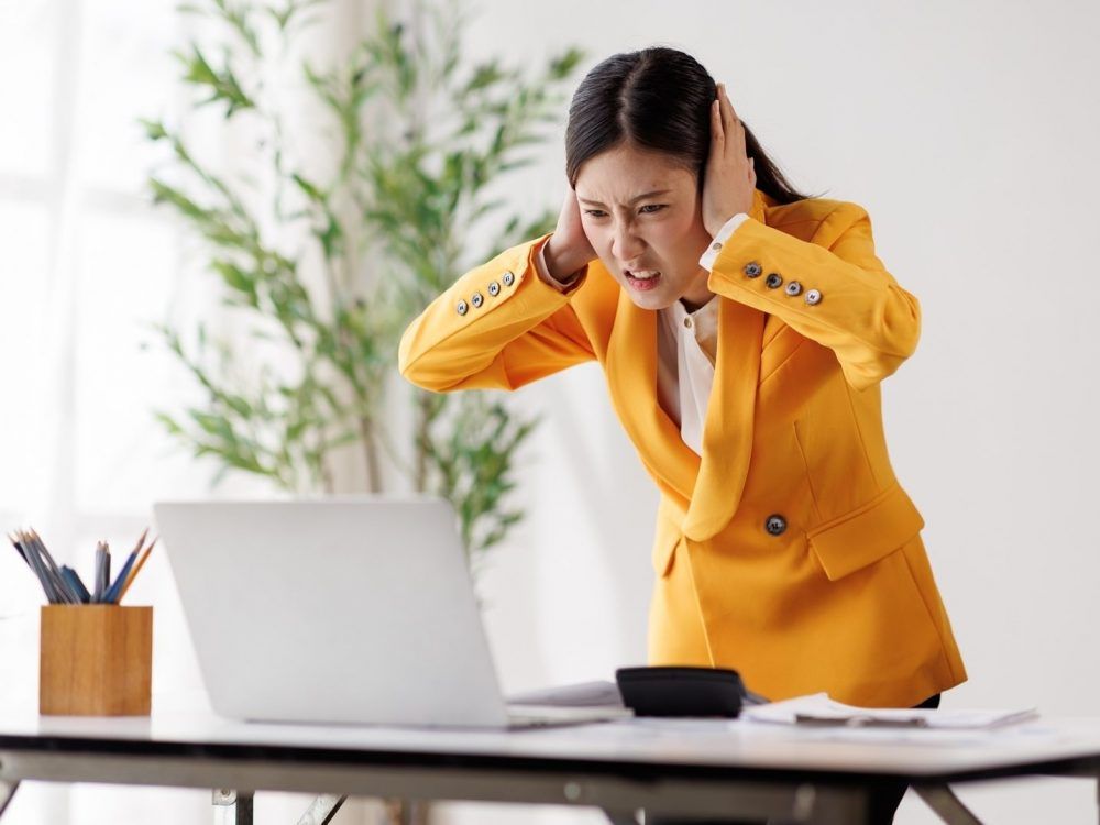 DEAR ABBY: Gabby co-workers make it hard to get things done | Toronto Sun