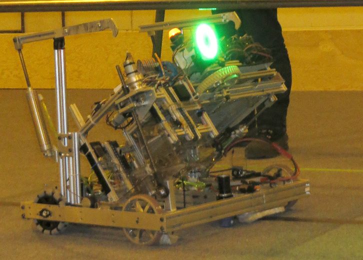 Kinetic Knights unveil disc-throwing robot for 2013 season | Kincardine ...