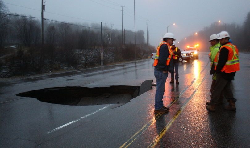 Sinkhole closes Ontario highway | Toronto Sun