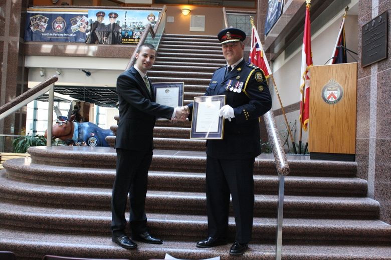 Security guard receives bravery award | Toronto Sun