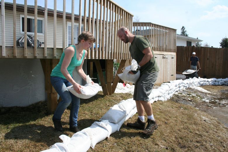 Residents sandbagging to save homes | The Daily Press