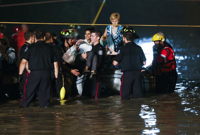 Passengers recall being trapped on flooded GO Train | Toronto Sun