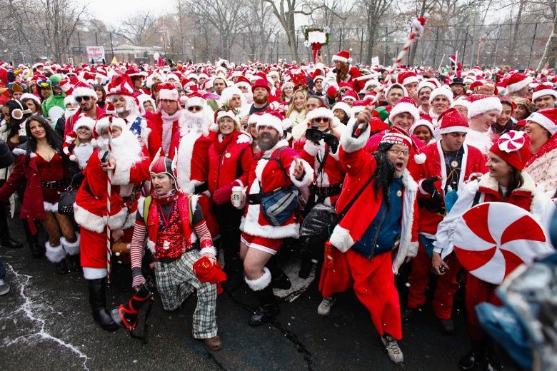 Six bad Santas brawl at SantaCon | Toronto Sun