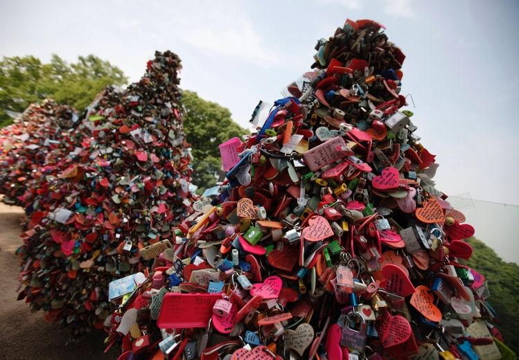 Famous love locks around the world | Toronto Sun