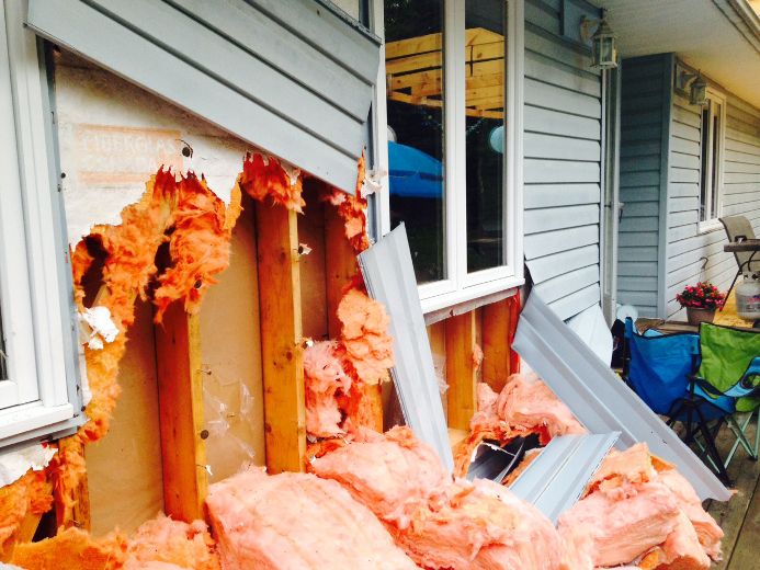 Bear rips siding from Ontario home | Toronto Sun