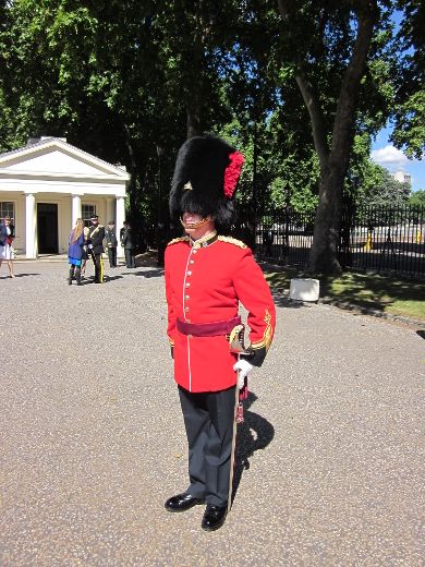 Van Doos make history at Buckingham Palace | Toronto Sun