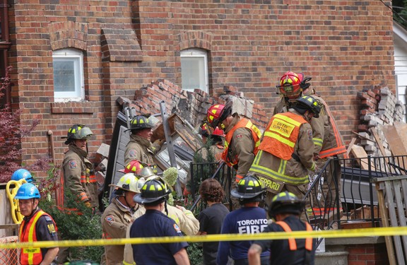 One worker dead in North York house collapse | Toronto Sun