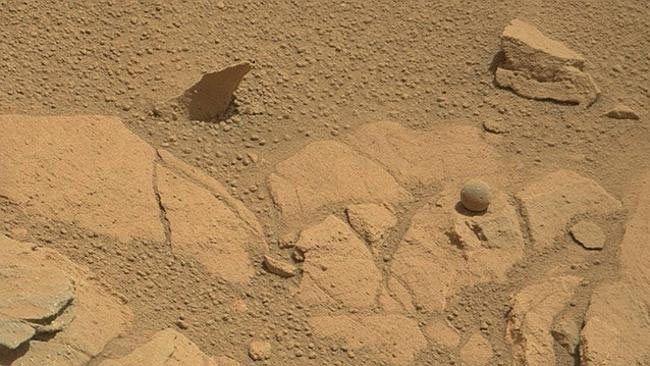 Rover photographs 'ball' on Mars | Toronto Sun