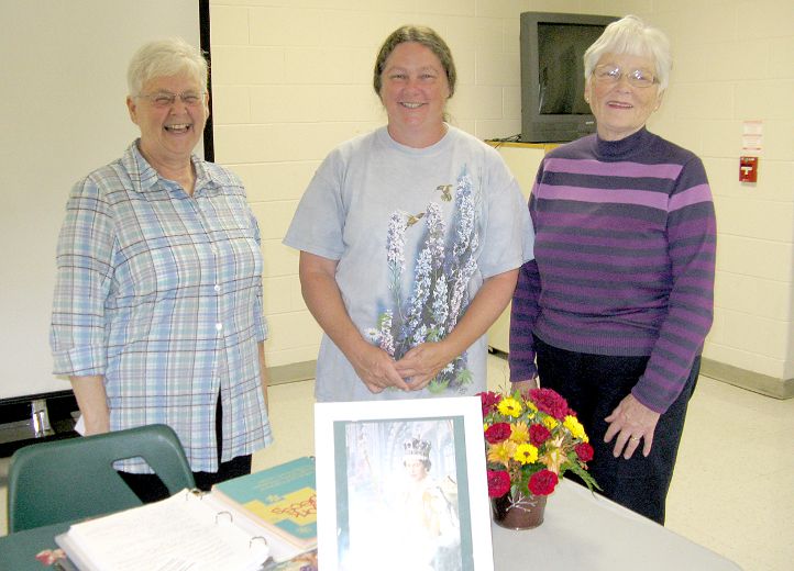 Hummingbird expert Cindy Cartwright dispels myths about small but ...