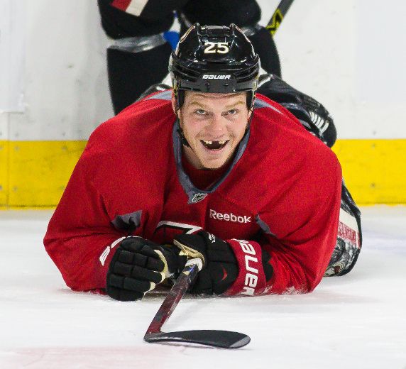 Senators tough guy Chris Neil out 'weeks' with knee injury | Ottawa Sun