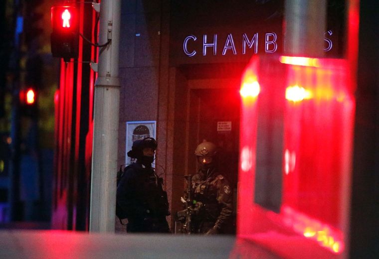 Hostages held in Sydney cafe, forced to hold Islamic flag in window ...