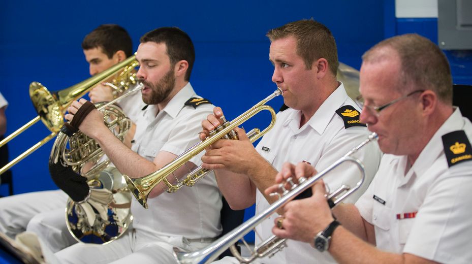 192 get their Canadian citizenship on HMCS York | Toronto Sun