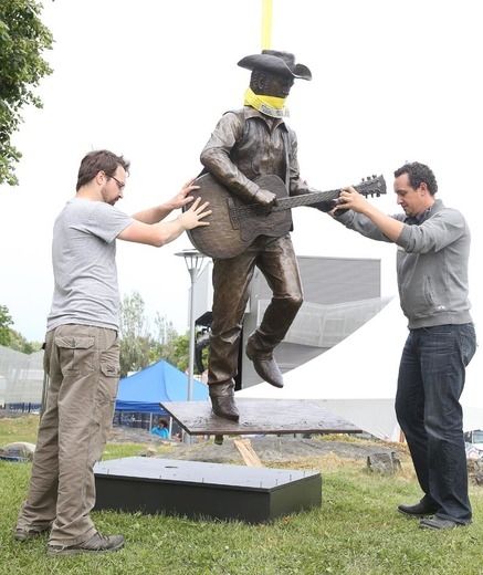 Stompin' Tom statue gets thumbs-up | Sudbury Star