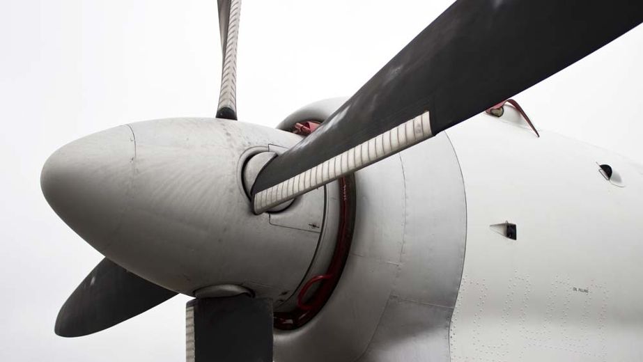 Propeller falls off plane, cuts though roof of house | Toronto Sun