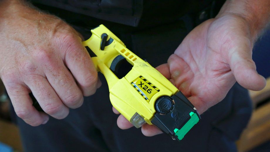 College football coach takes Taser jolt to inspire team | Toronto Sun