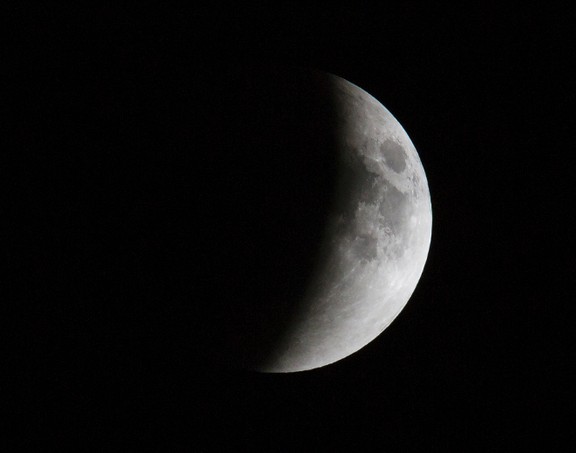 Stargazers enjoy double treat; supermoon and total lunar eclipse ...
