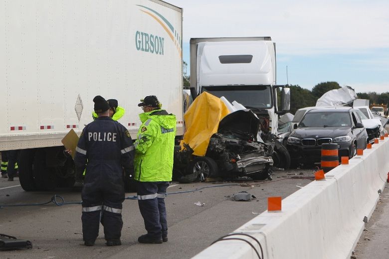 Residents rushed to help after 401 crash | Toronto Sun