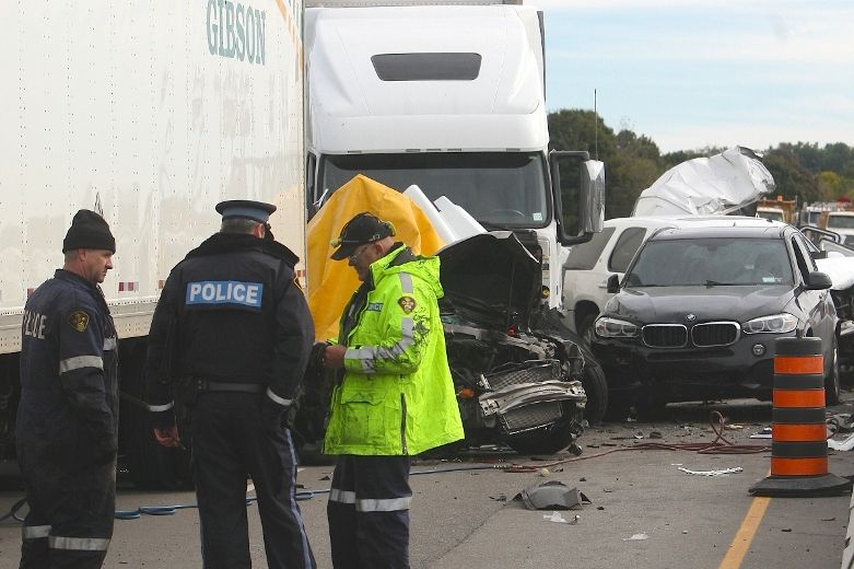 Residents rushed to help after 401 crash | Toronto Sun