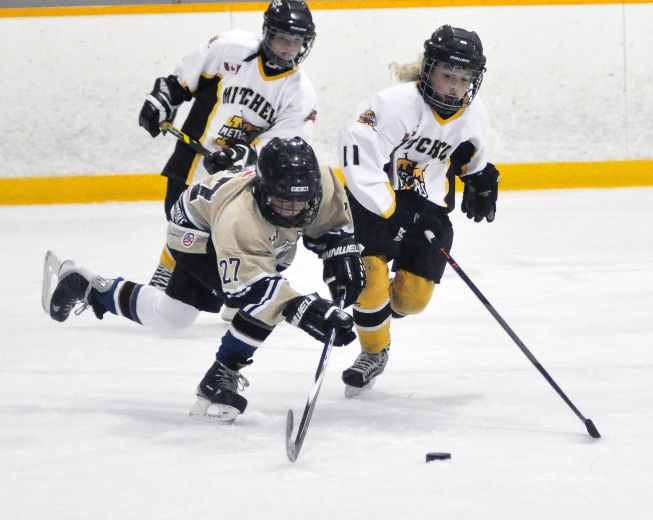 Third Period Explosion Lifts Pee Wee Girls Mitchell Advocate