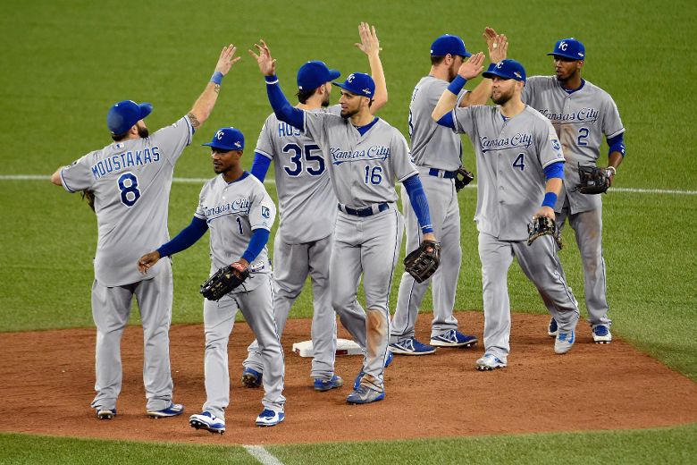 Royals take advantage of Dickey, Rogers Centre | Toronto Sun