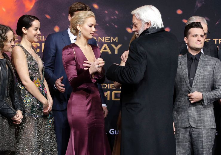 Jennifer Lawrence scrambles after wardrobe malfunction | Toronto Sun