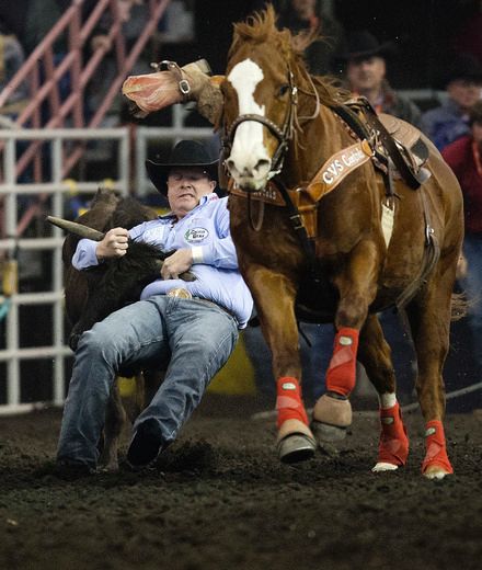 Defending champ Matt Shiozawa sets CFR record in tie-down roping to ...