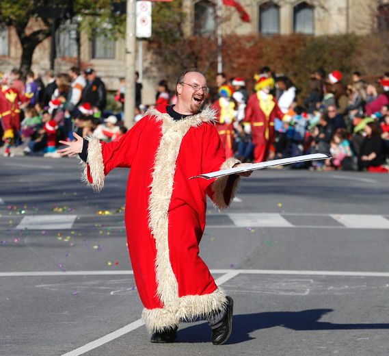Santa comes to town as thousands line Toronto parade route | Toronto Sun