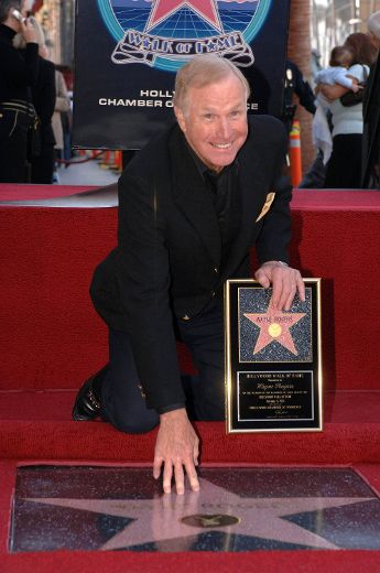 'M.A.S.H.' actor Wayne Rogers dead at 82 | Toronto Sun
