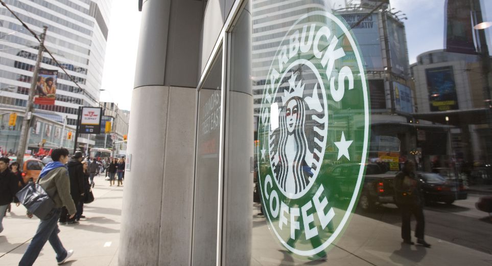 Three Toronto Starbucks to serve booze | Toronto Sun