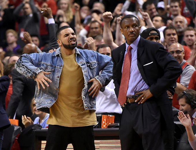 Drake betraying Raptors by rooting for Curry and Warriors? | Toronto Sun