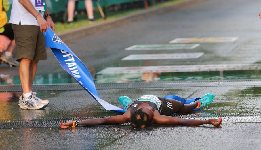 Ottawa Race Weekend Women's 10K winner collapses at finish line ...