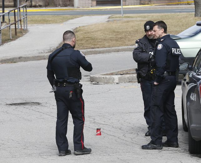 Cop's struggle with suspect ends with gunfire | Toronto Sun
