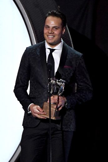 Maple Leafs' Matthews wins Calder Trophy | Toronto Sun