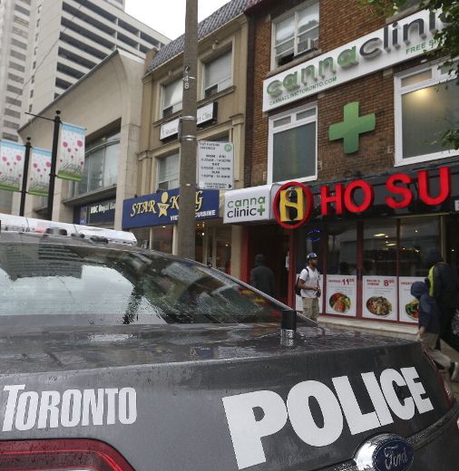 Cops swoop down on Toronto pot shops | Toronto Sun