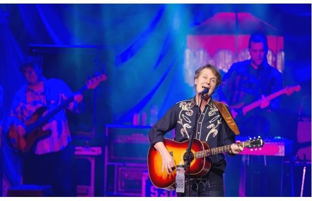 Review: Blue Rodeo soar like seasoned pros at the Orpheum | Vancouver Sun