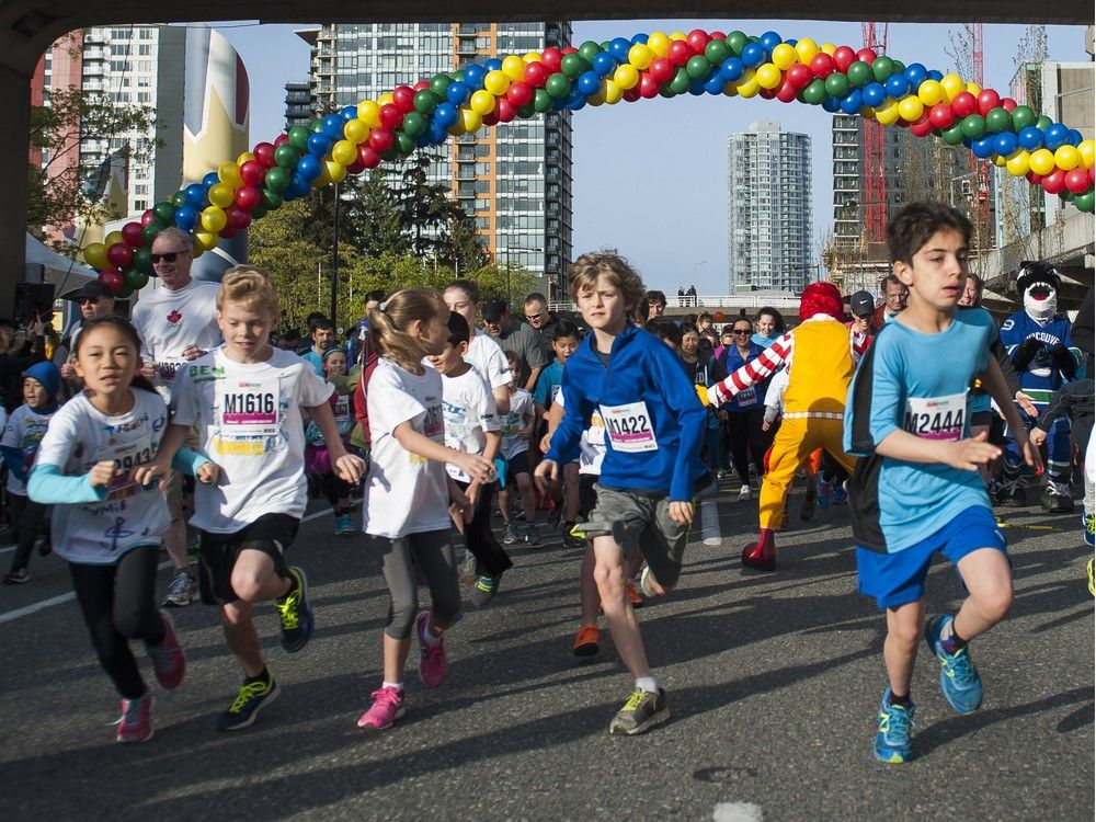 Photos: Speedy kids peel out of the Mini Sun Run gate | Vancouver Sun
