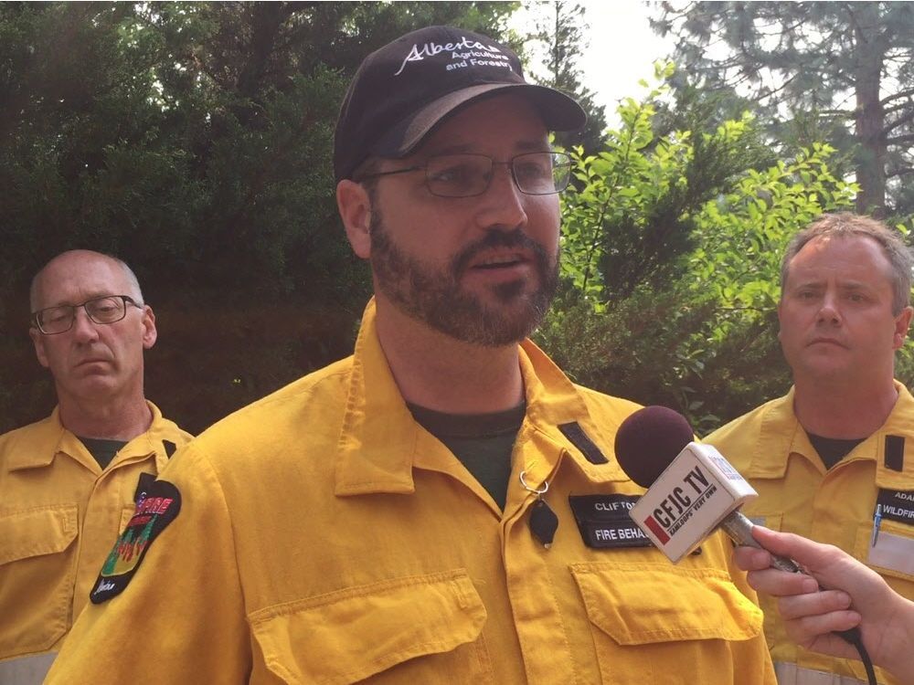 Out-of-province firefighters arriving to help battle B.C. blazes ...