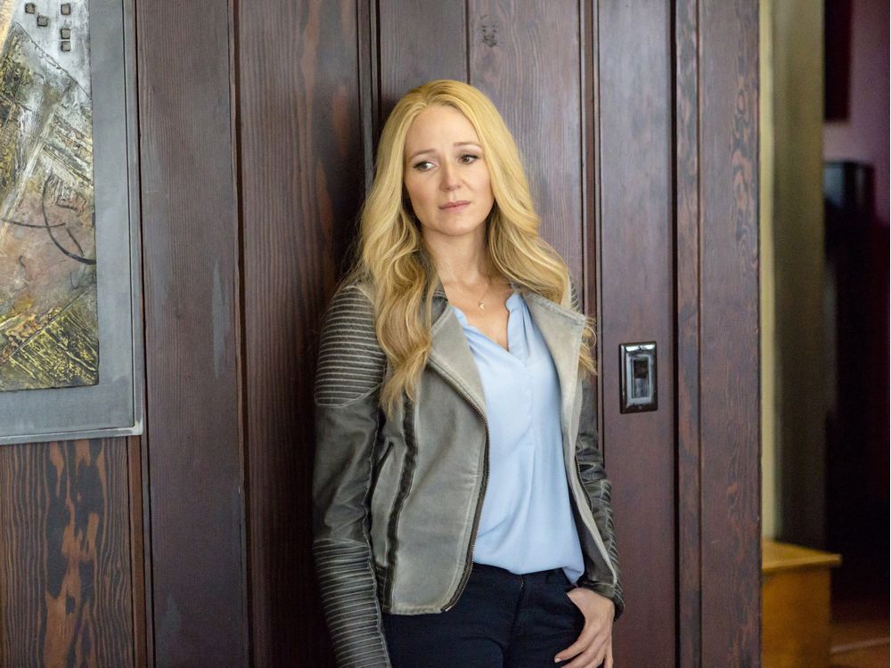 Big Picture: Jewel makes herself at home in Victoria | Vancouver Sun