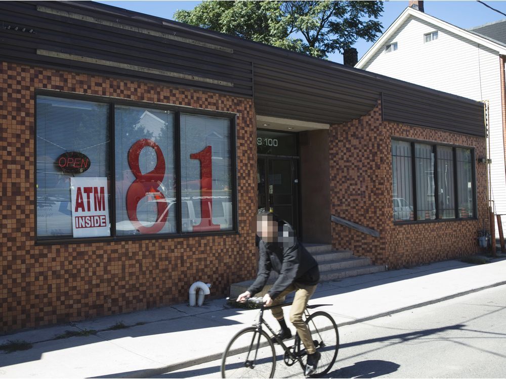 Why is Drake wearing a Hells Angels support hoodie in this photo ...