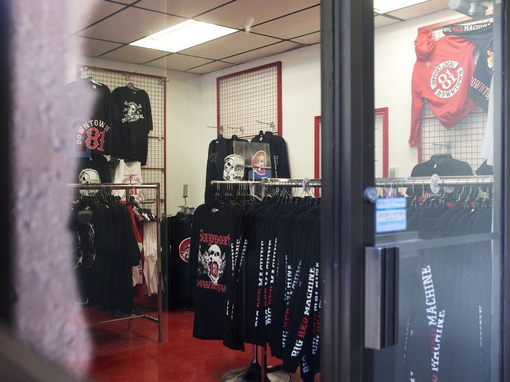 Why is Drake wearing a Hells Angels support hoodie in this photo ...