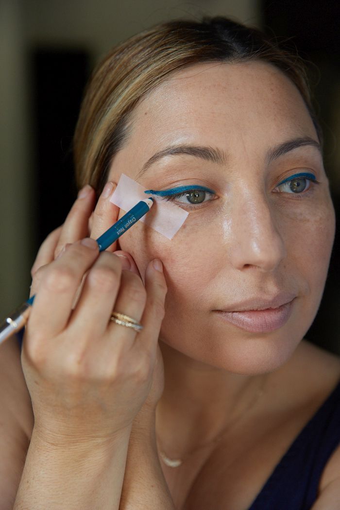 Makeup tutorial: The perfect turquoise cat eye | Vancouver Sun