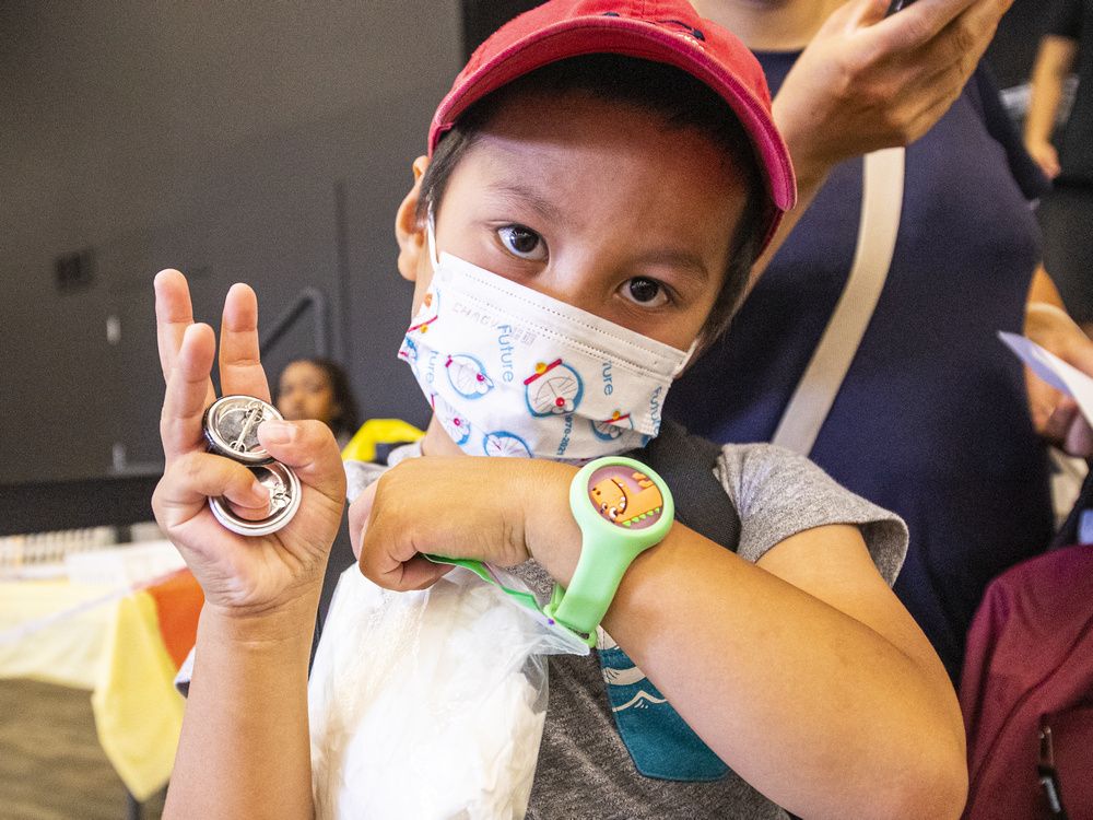 One thousand backpacks crammed with school supplies handed out to Metro ...