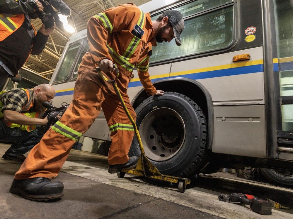 TransLink equips 100 more buses with new winter tires | Vancouver Sun