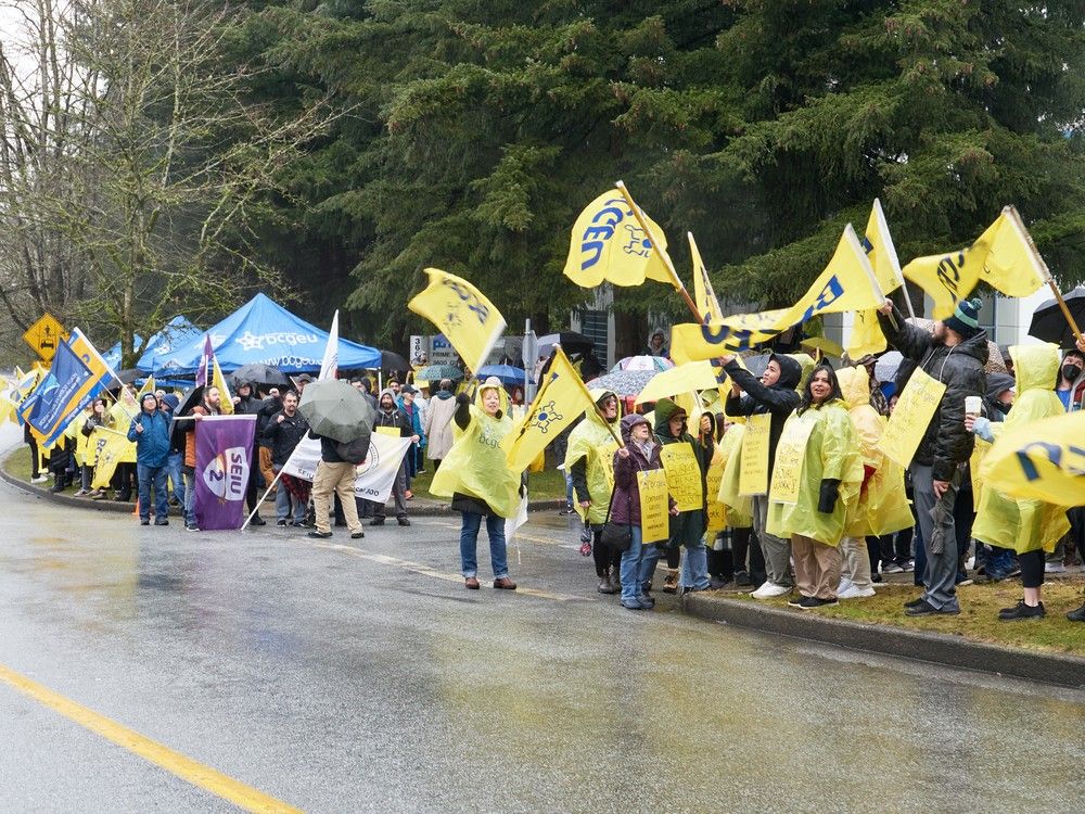 Picket lines set to go up at LifeLabs locations across B.C. | Vancouver Sun